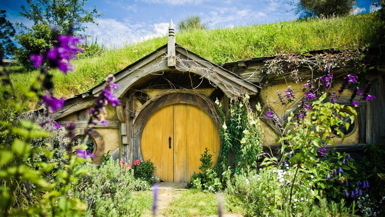 Auckland to Rotorua via Hobbiton Movie Set - One Way - Auckland, New ...