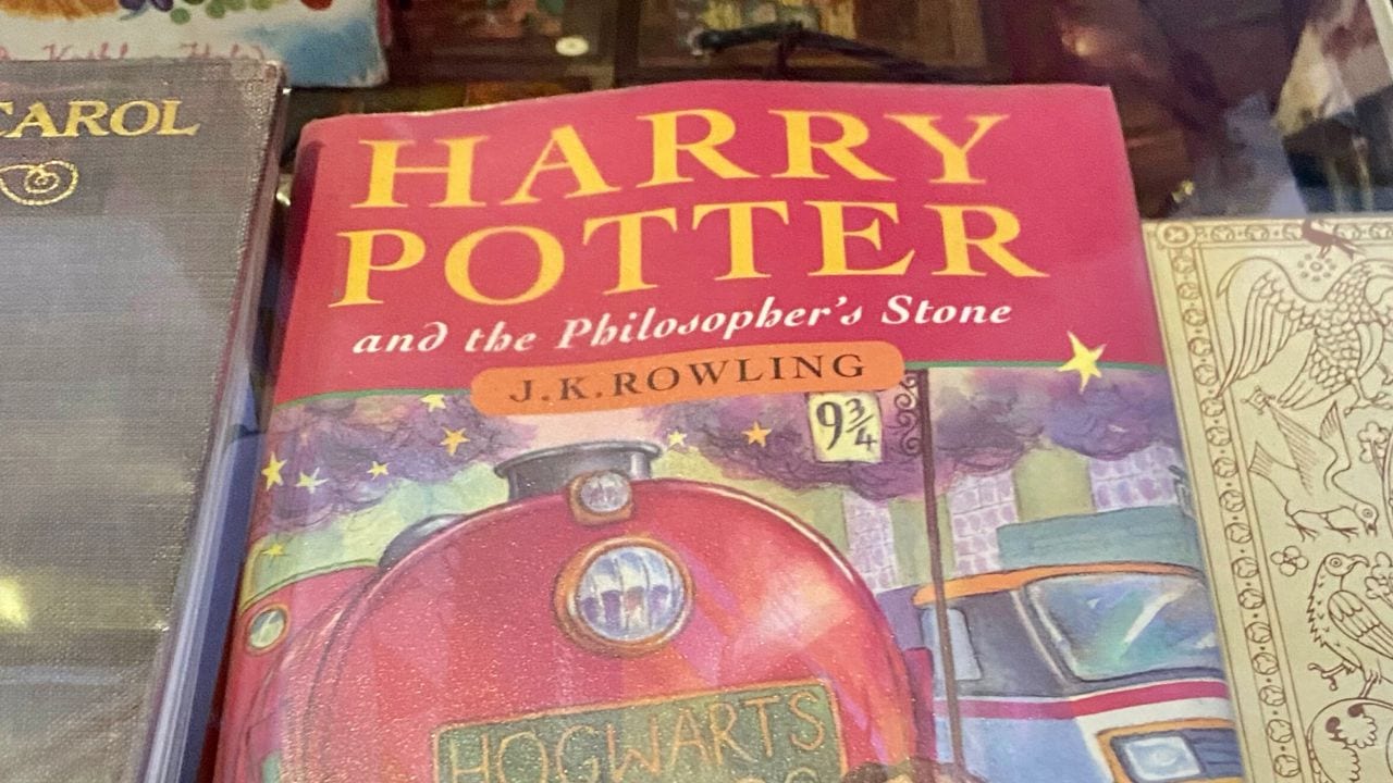 Harry Potter Walking Tour with Platform 9¾ - London, England